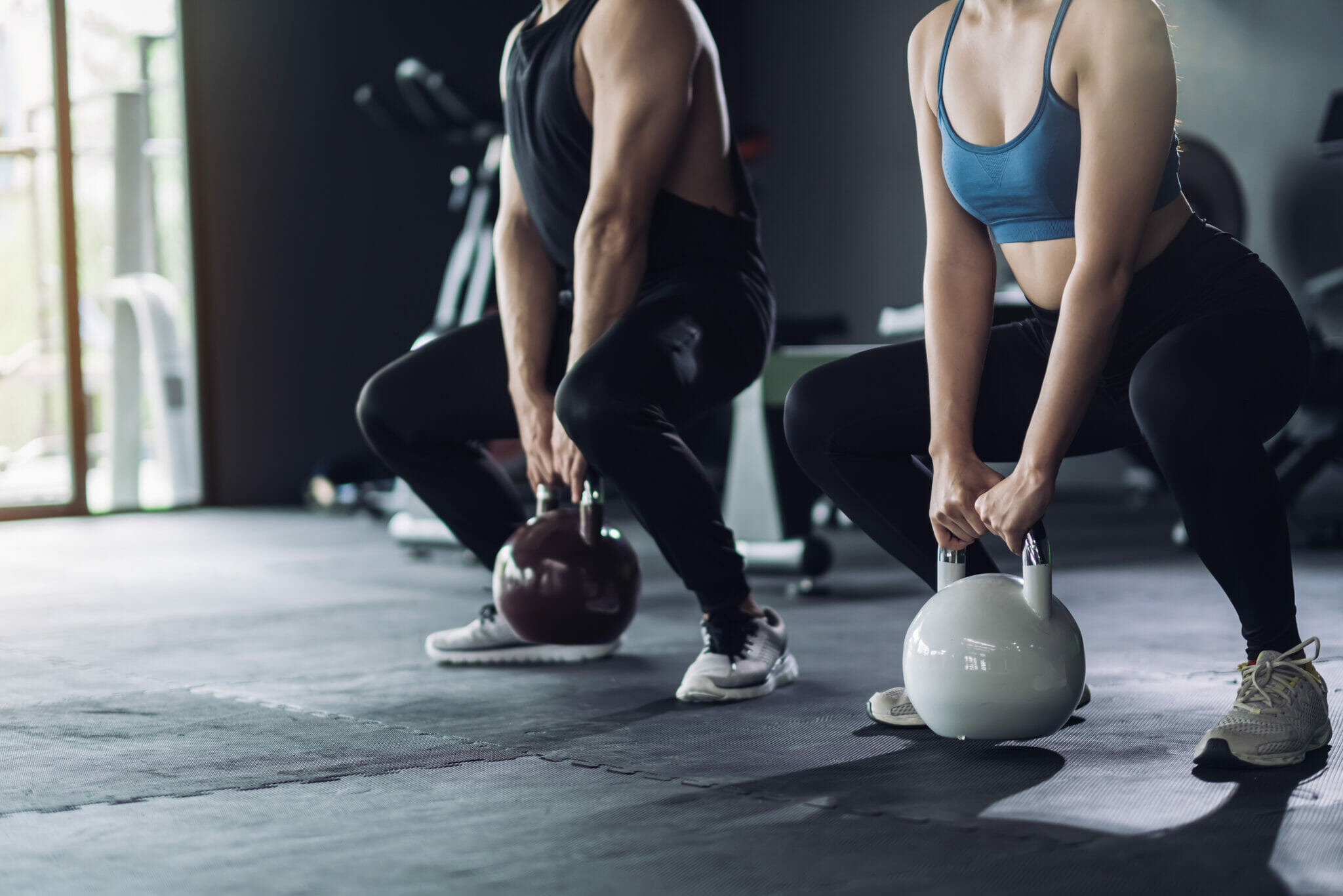 5 Barbell Squat Alternatives That’ll Add A Little Spice To Your Leg Day ...